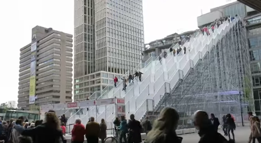 Com'è percorrere la maxi scala di MVRDV a Rotterdam: il video